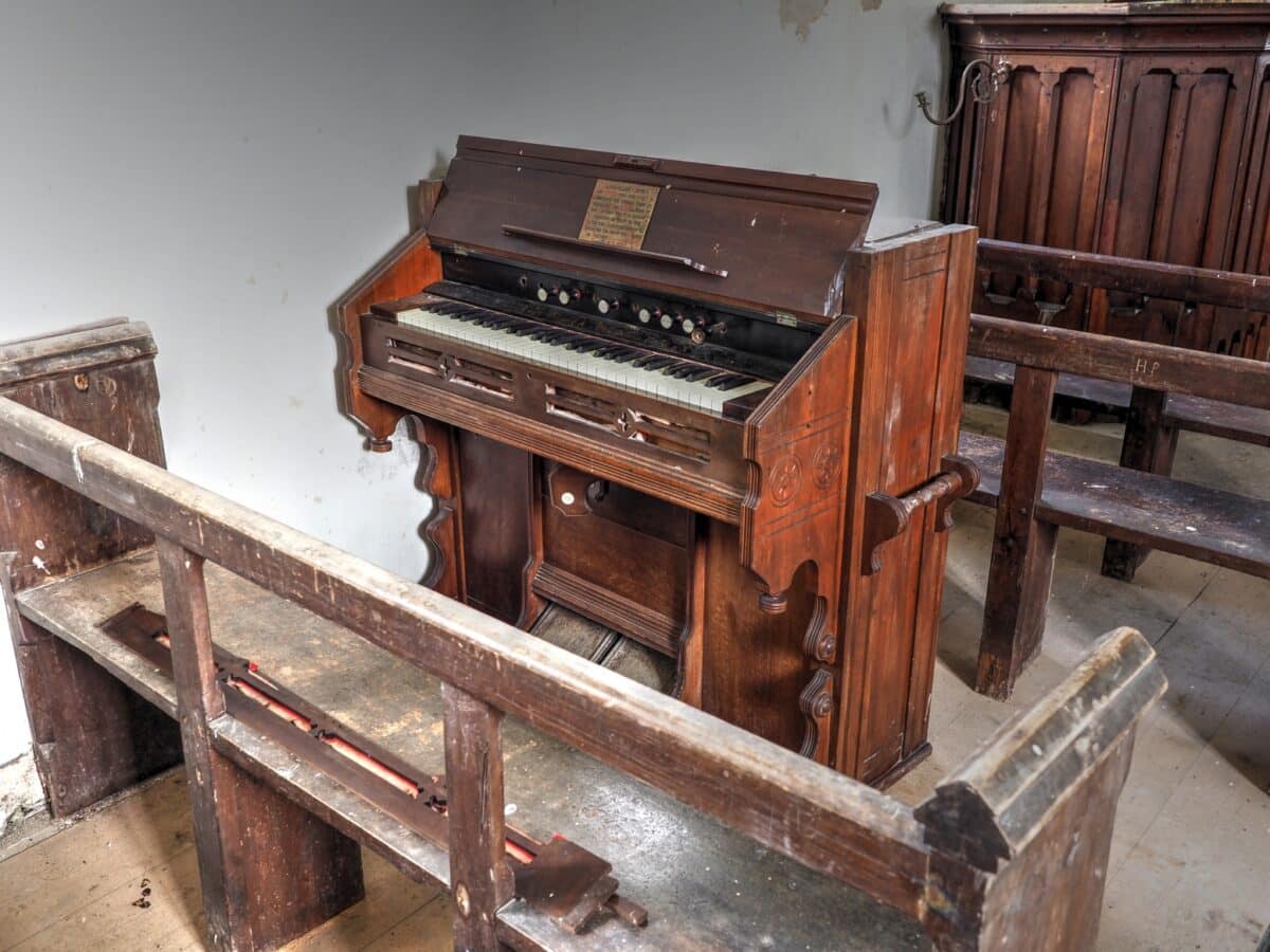 Llanbeulan, Church of Saint Peulan, Harmonium – de Orgelsite | orgelsite.nl